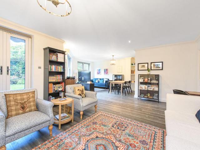 3 bedroom flat for sale