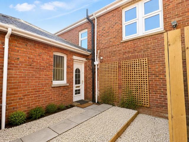 3 bedroom flat for sale