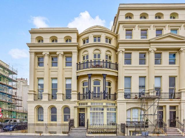3 bedroom flat for sale