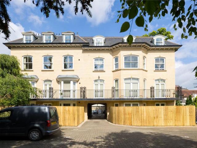 3 bedroom flat for sale