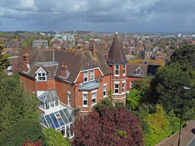3 bedroom flat for sale