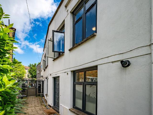 3 bedroom flat for sale