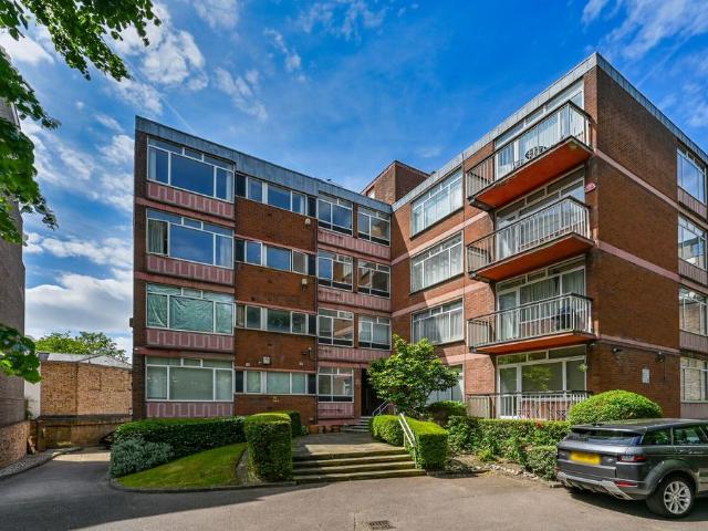 3 bedroom flat for sale
