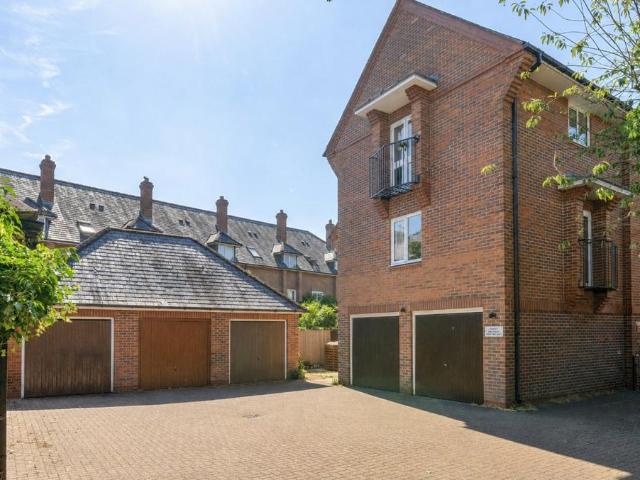 3 bedroom flat for sale