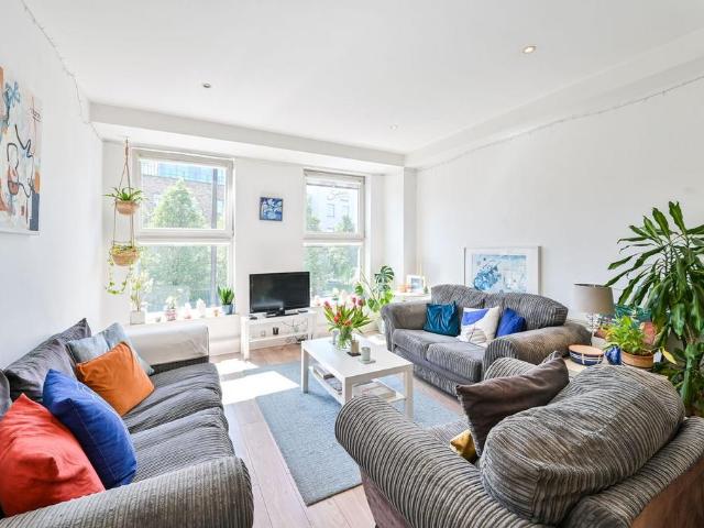 3 bedroom flat for sale