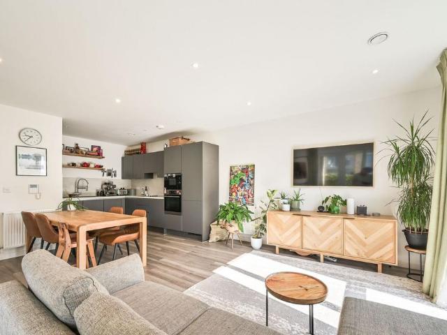 3 bedroom flat for sale
