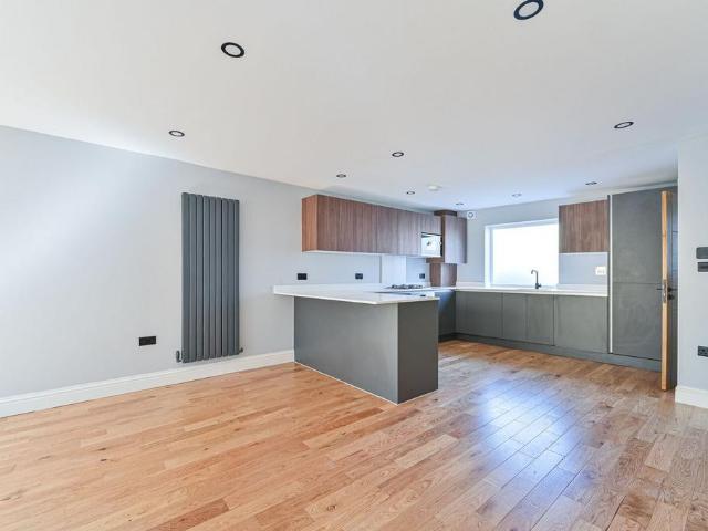 3 bedroom flat for sale