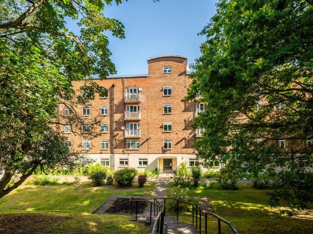 3 bedroom flat for sale
