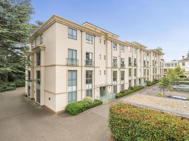 3 bedroom flat for sale