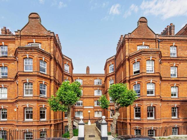 3 bedroom flat for sale