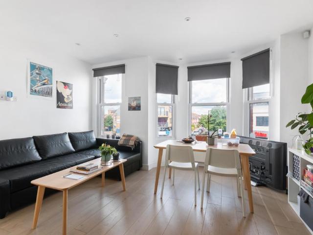 3 bedroom flat for sale
