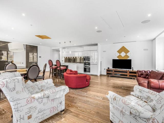 3 bedroom flat for sale
