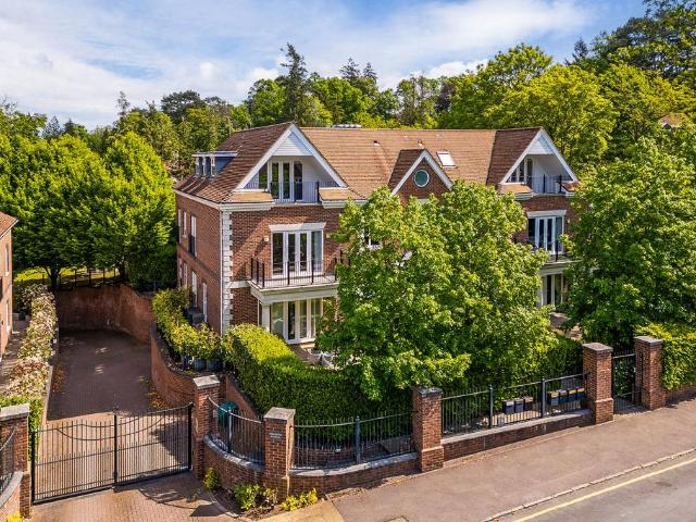 3 bedroom flat for sale