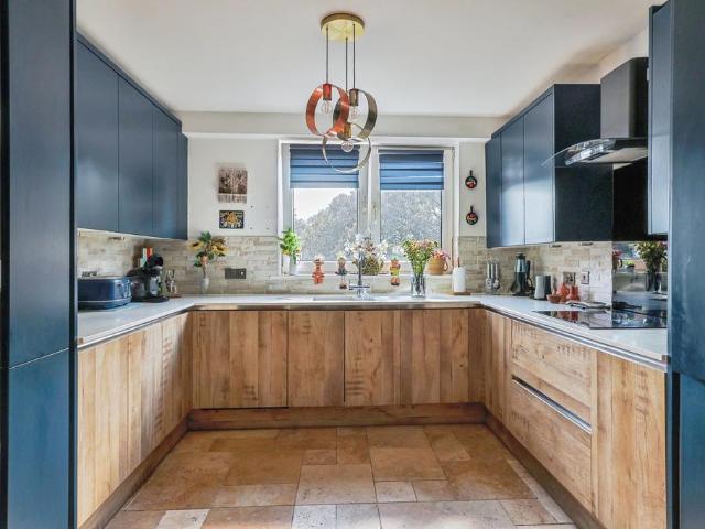 3 bedroom flat for sale