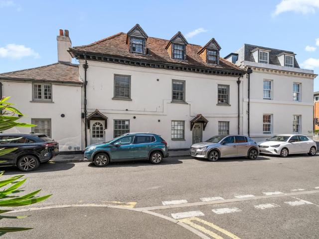 3 bedroom flat for sale