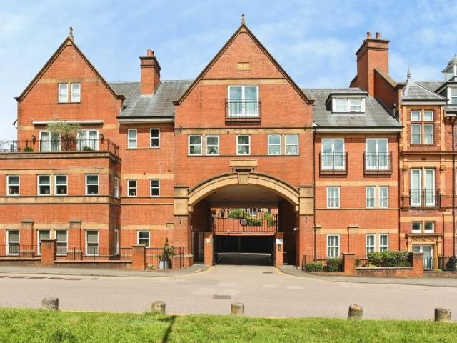 3 bedroom flat for sale