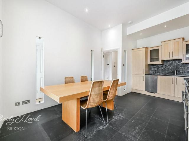 3 bedroom flat for sale