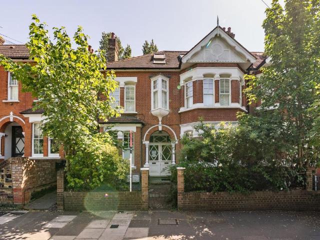 3 bedroom flat for sale