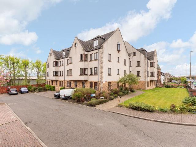 3 bedroom flat for sale