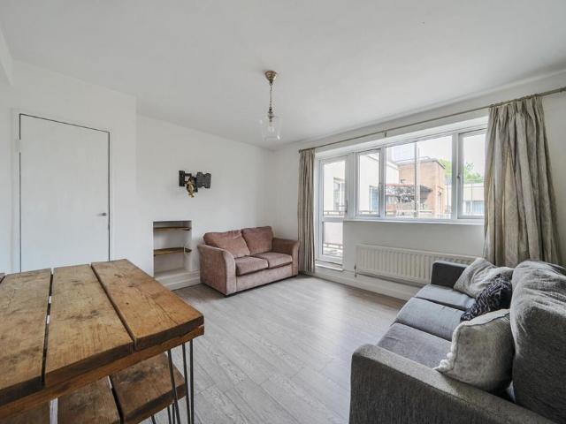 3 bedroom flat for sale
