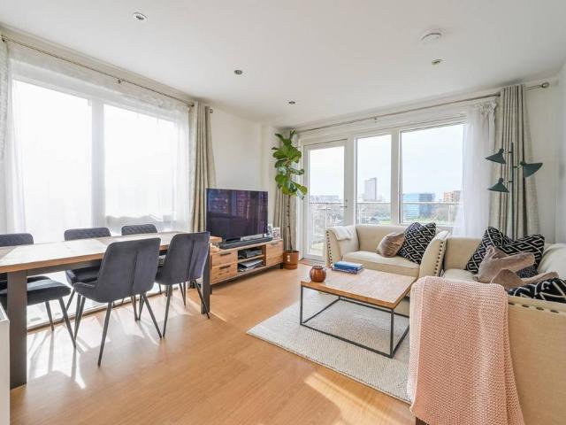 3 bedroom flat for sale