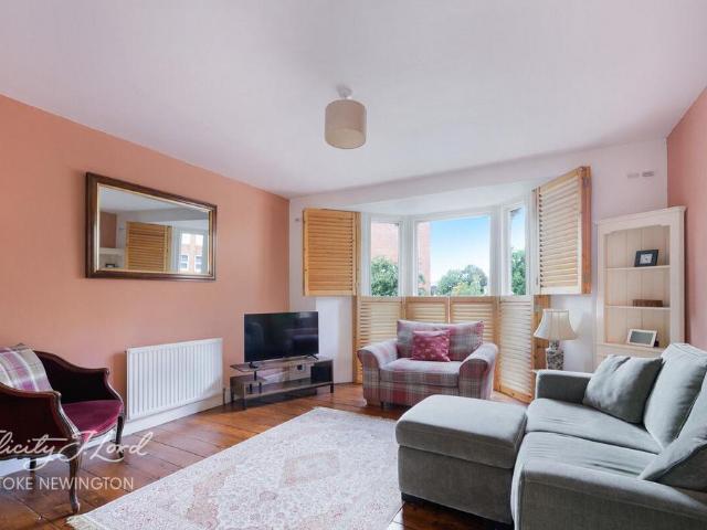3 bedroom flat for sale