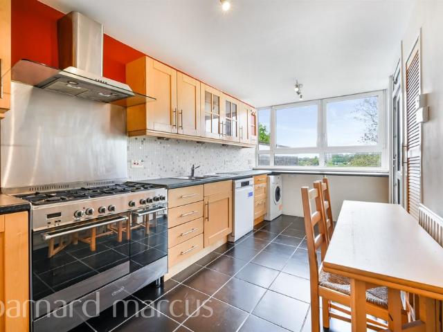 3 bedroom flat for sale