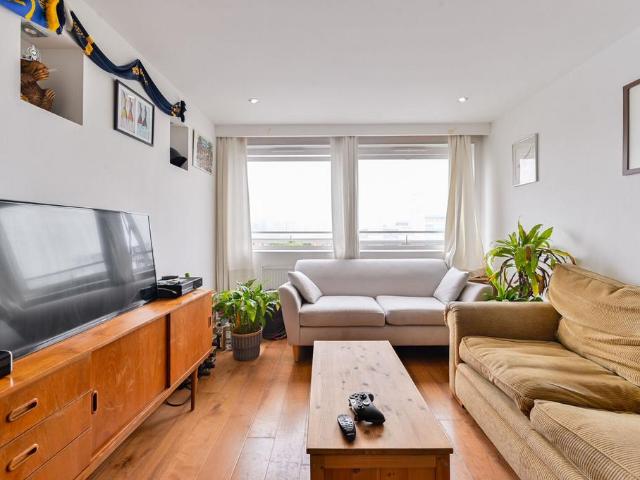 3 bedroom flat for sale