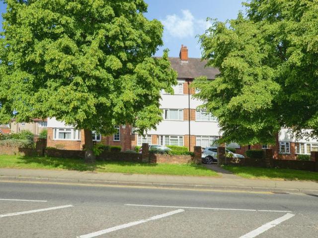 3 bedroom flat for sale