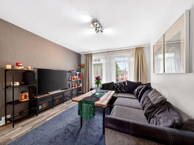 3 bedroom flat for sale