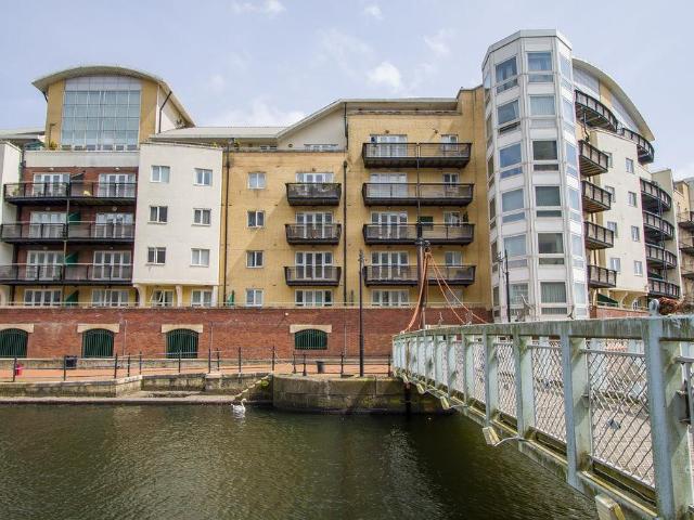 3 bedroom flat for sale