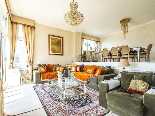 3 bedroom flat for sale