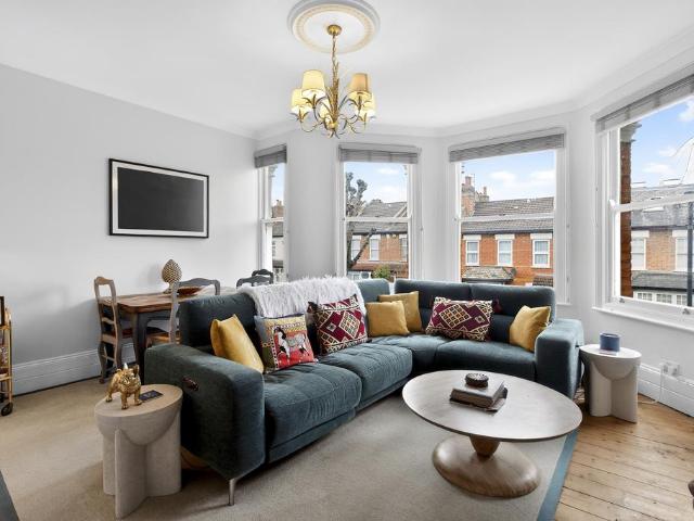 3 bedroom flat for sale