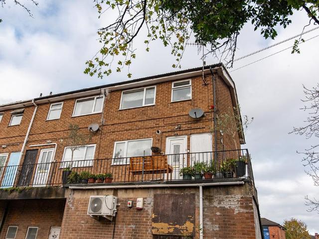 3 bedroom flat for sale