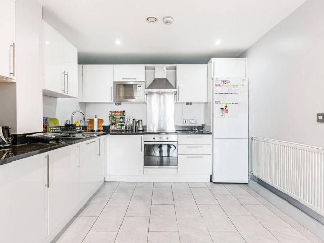 3 bedroom flat for sale