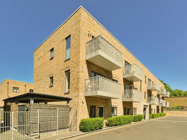 3 bedroom flat for sale