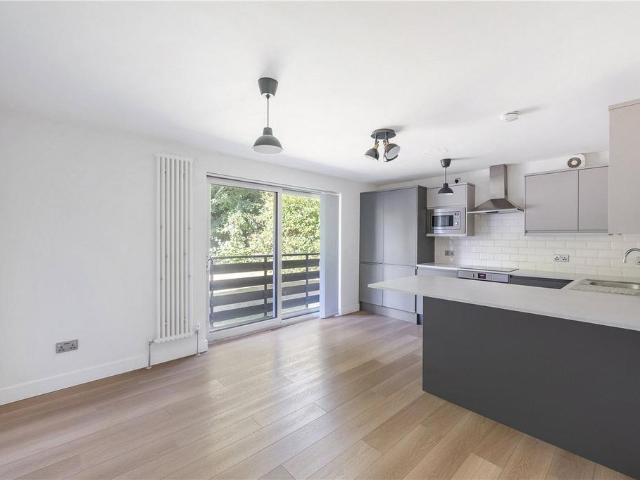 3 bedroom flat for sale