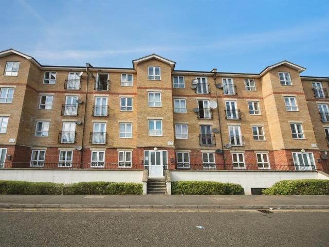 3 bedroom flat for sale