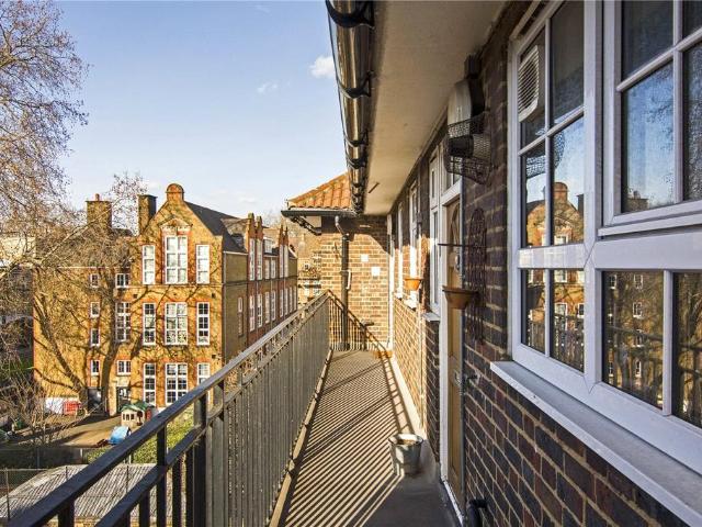3 bedroom flat for sale