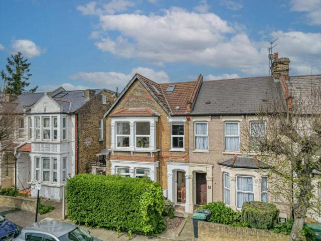 3 bedroom flat for sale