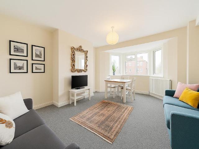 3 bedroom flat for sale