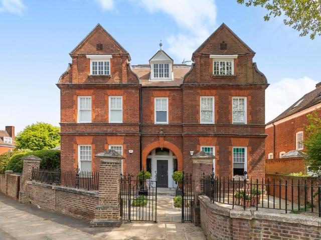 3 bedroom flat for sale