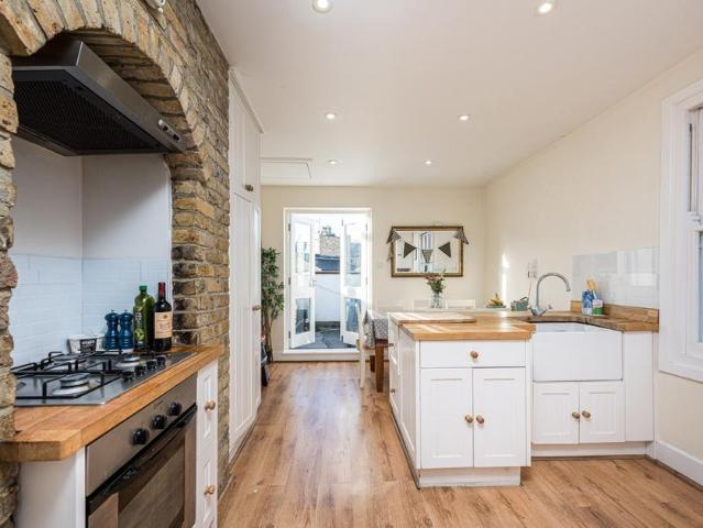 3 bedroom flat for sale
