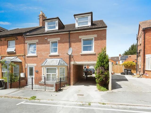 3 bedroom flat for sale