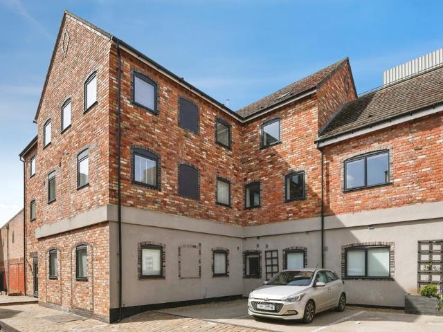 3 bedroom flat for sale