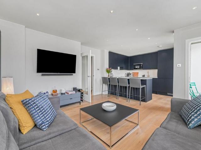 3 bedroom flat for sale