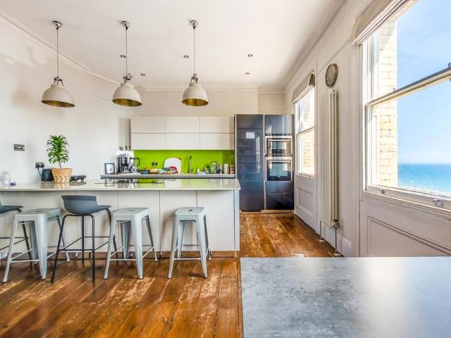 3 bedroom flat for sale