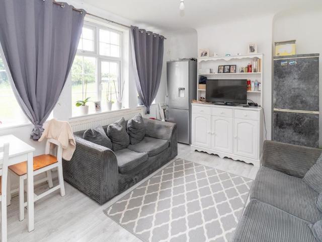 3 bedroom flat for sale