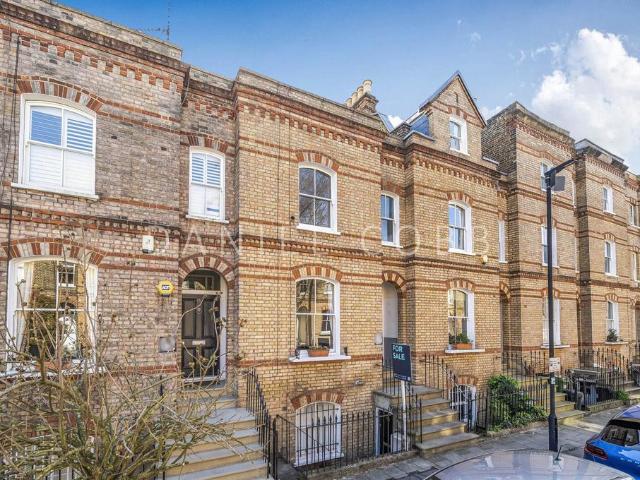 3 bedroom flat for sale