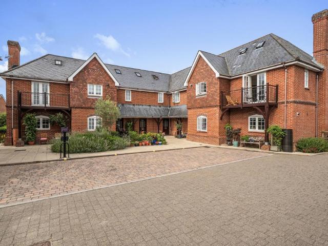 3 bedroom flat for sale